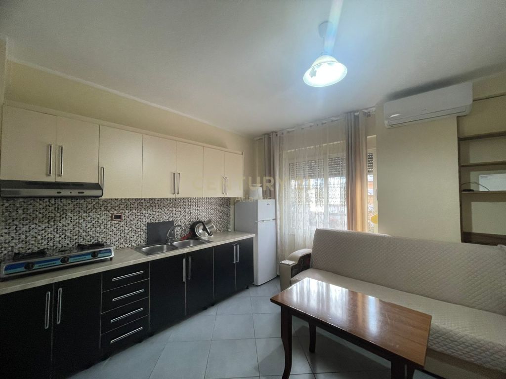 Prona me qëra në Plazh rrota e kuqe | Homezone.al