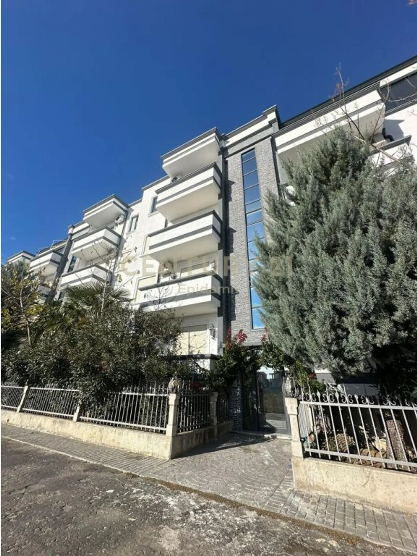 SHITET APARTAMENT 1+1 TE GJIRI I LALZIT PRANE KOMPLEKSIT "INSIFA ...