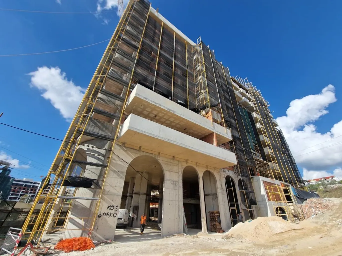 OKAZION!! PASKUQAN, SHITET APARTAMENT 1+1 TEK "KOMPLEKSI ALUNA", TIRANË ...